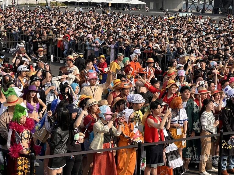 One Piece Parade Draws Huge Cosplay Crowd To Kaohsiung Harbor ...